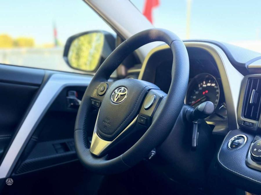 Toyota RAV4 2015 in Siauliai, with an engine capacity of 2.00 L and mileage of 239 thousand km for 13999 €, photo 25 on AUTOMOTO.COM.LV