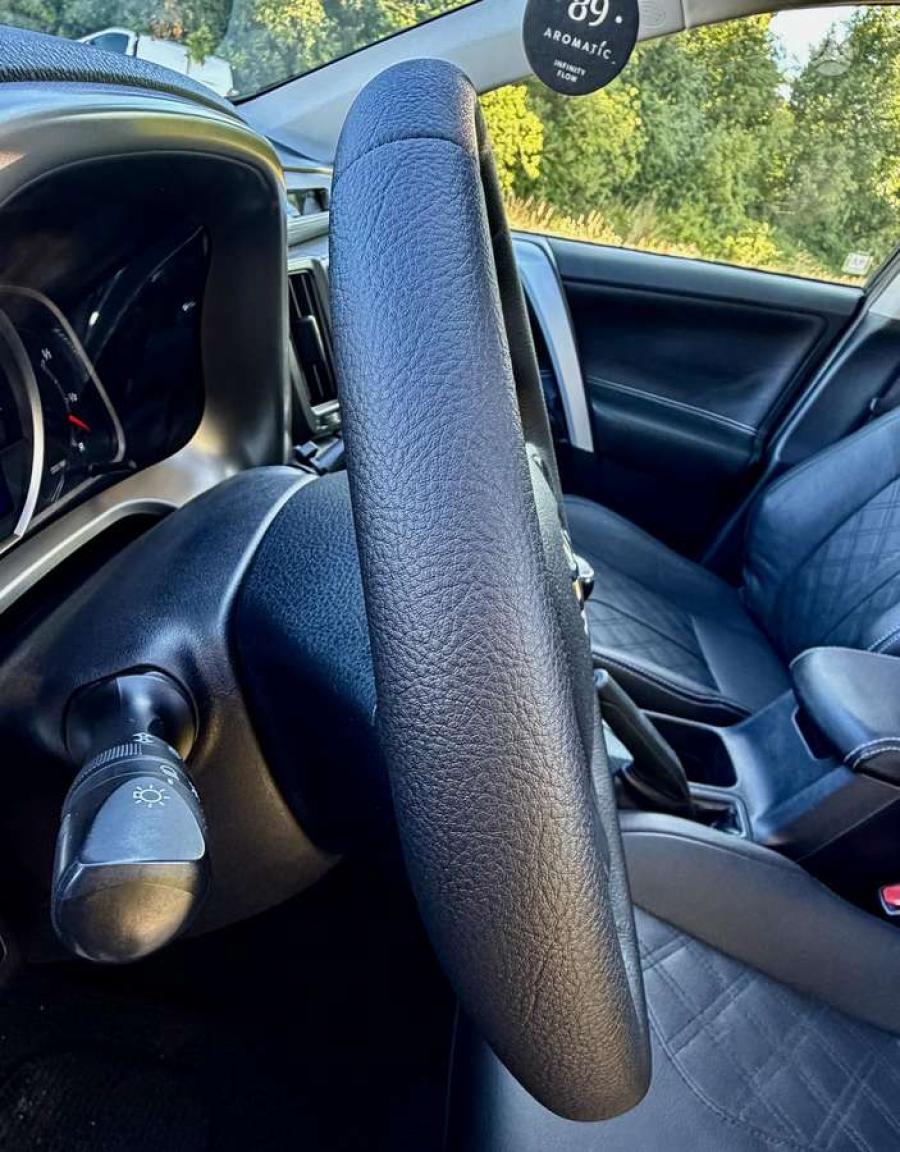 Toyota RAV4 2015 in Siauliai, with an engine capacity of 2.00 L and mileage of 239 thousand km for 13999 €, photo 26 on AUTOMOTO.COM.LV