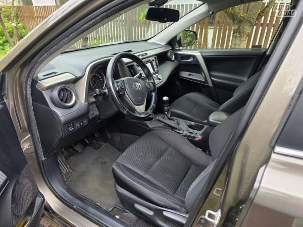 Toyota RAV4 2015 in Kaunas on AUTOMOTO.COM.LV Toyota RAV4 2015 in Kaunas, with an engine capacity of 2.00 L and mileage of 302 thousand km for 10500 €, photo 4 on AUTOMOTO.COM.LV
