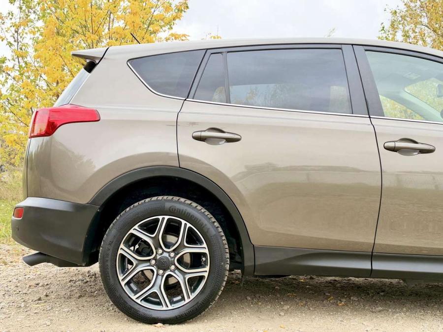 Toyota RAV4 2015 in Siauliai, with an engine capacity of 2.00 L and mileage of 235 thousand km for 14700 €, photo 12 on AUTOMOTO.COM.LV