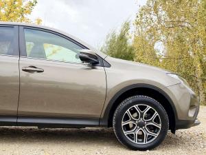 Toyota RAV4 2015 in Siauliai, with an engine capacity of 2.00 L and mileage of 235 thousand km for 14700 €, photo 13 on AUTOMOTO.COM.LV