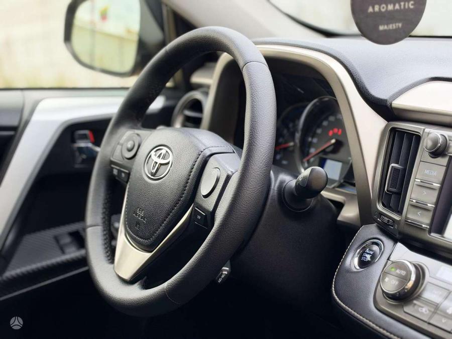 Toyota RAV4 2015 in Siauliai, with an engine capacity of 2.00 L and mileage of 235 thousand km for 14700 €, photo 35 on AUTOMOTO.COM.LV