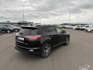 Toyota RAV4 2016 in Vilnius, with an engine capacity of 1.99 L and mileage of 291 thousand km for 10900 €, photo 5 on AUTOMOTO.COM.LV