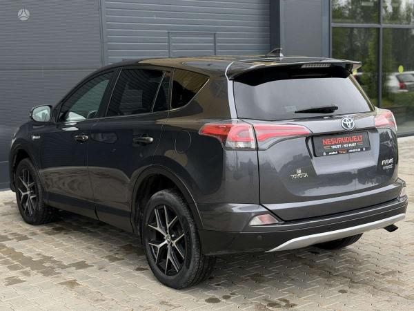 Toyota RAV4 2016 in Vilnius, with an engine capacity of 2.49 L and mileage of 190 thousand km for 18555 €, photo 3 on AUTOMOTO.COM.LV