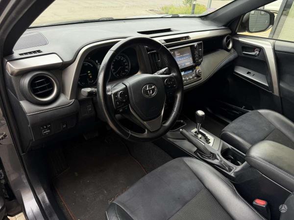 Toyota RAV4 2016 in Vilnius, with an engine capacity of 2.49 L and mileage of 190 thousand km for 18555 €, photo 7 on AUTOMOTO.COM.LV