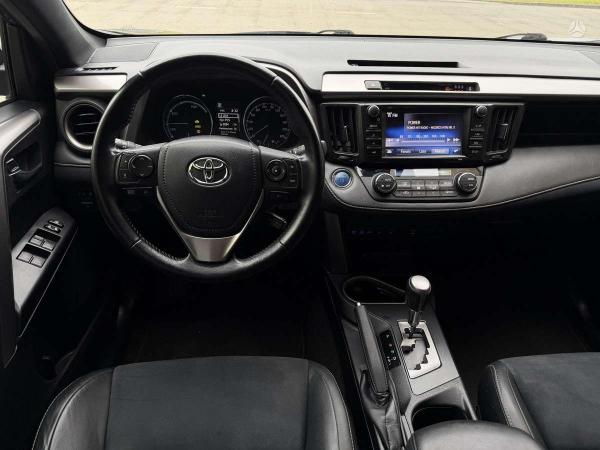 Toyota RAV4 2016 in Vilnius, with an engine capacity of 2.49 L and mileage of 190 thousand km for 18555 €, photo 8 on AUTOMOTO.COM.LV