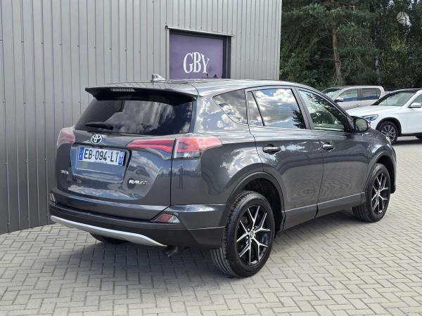 Toyota RAV4 2016 in Taurage, with an engine capacity of 2.00 L and mileage of 205 thousand km for 11200 €, photo 5 on AUTOMOTO.COM.LV