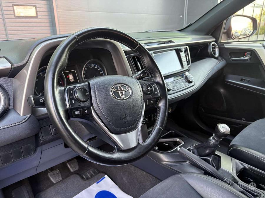 Toyota RAV4 2016 in Vilnius, with an engine capacity of 2.00 L and mileage of 179 thousand km for 14555 €, photo 9 on AUTOMOTO.COM.LV