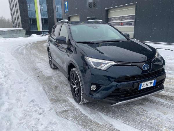 Toyota RAV4 2017 in Vilnius, with an engine capacity of 2.49 L and mileage of 159 thousand km for 15900 €, photo 3 on AUTOMOTO.COM.LV