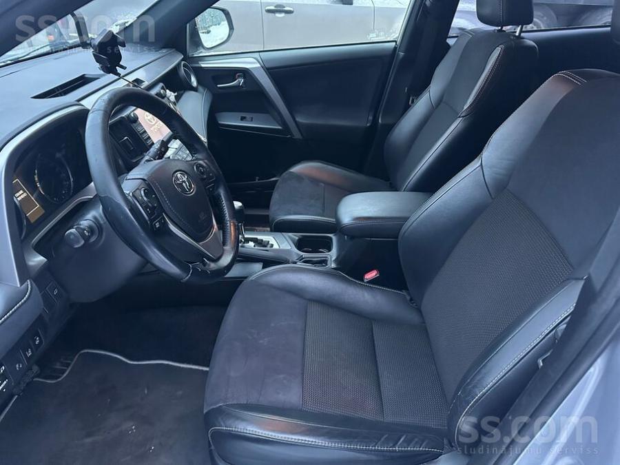 Toyota RAV4 2017 in Riga, with an engine capacity of 2.50 L and mileage of 219 thousand km for 16950 €, photo 9 on AUTOMOTO.COM.LV