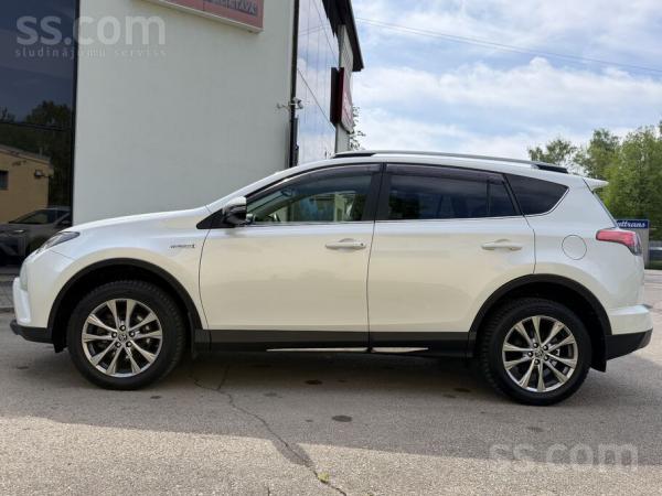 Toyota RAV4 2017 in Riga, with an engine capacity of 2.50 L and mileage of 190 thousand km for 18900 €, photo 1 on AUTOMOTO.COM.LV