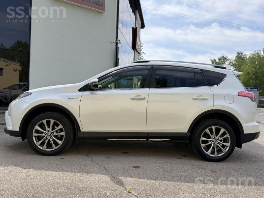 Toyota RAV4 2017 in Riga, with an engine capacity of 2.50 L and mileage of 190 thousand km for 18900 €, photo 1 on AUTOMOTO.COM.LV