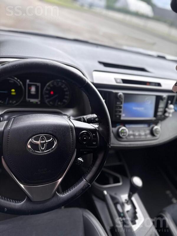 Toyota RAV4 2017 in Ogre, with an engine capacity of 2.50 L and mileage of 220 thousand km for 16900 €, photo 8 on AUTOMOTO.COM.LV