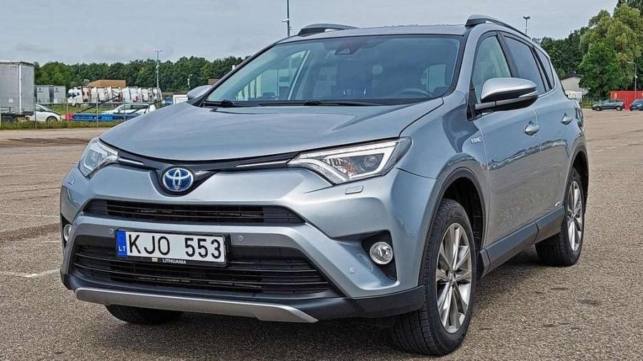 Toyota RAV4 2017 in Vilnius, with an engine capacity of 2.49 L and mileage of 135 thousand km for 18800 €, photo 3 on AUTOMOTO.COM.LV