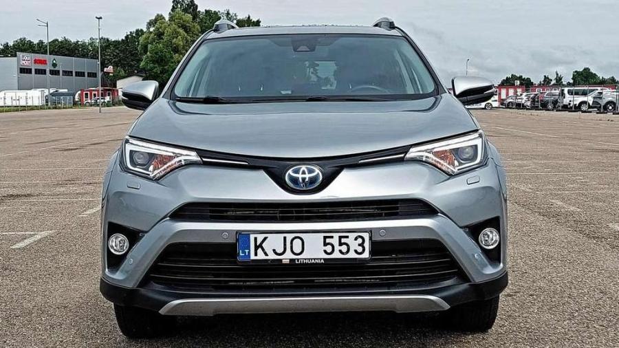Toyota RAV4 2017 in Vilnius, with an engine capacity of 2.49 L and mileage of 135 thousand km for 18800 €, photo 4 on AUTOMOTO.COM.LV
