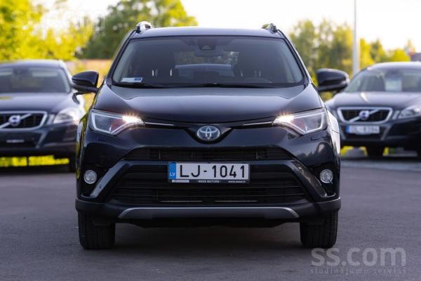 Toyota RAV4 2018 in Riga, with an engine capacity of 2.50 L and mileage of 188 thousand km for 15950 €, photo 2 on AUTOMOTO.COM.LV