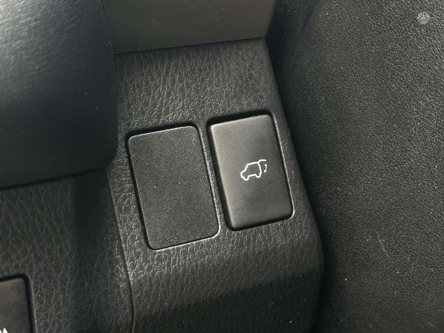 Toyota RAV4 2018 in Kaunas, with an engine capacity of 2.50 L and mileage of 135 thousand km for 19771 €, photo 24 on AUTOMOTO.COM.LV