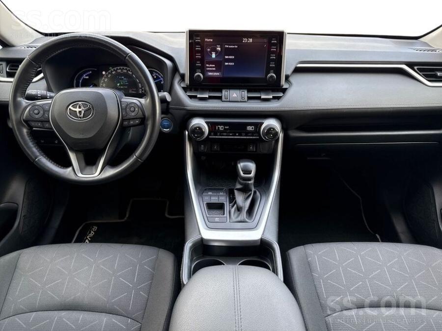 Toyota RAV4 2020 in Riga, with an engine capacity of 2.50 L and mileage of 132 thousand km for 24990 €, photo 9 on AUTOMOTO.COM.LV