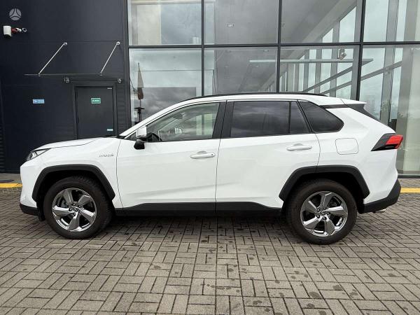 Toyota RAV4 2021 in Vilnius, with an engine capacity of 2.49 L and mileage of 137 thousand km for 23888 €, photo 3 on AUTOMOTO.COM.LV