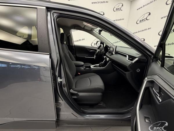 Toyota RAV4 2021 in Vilnius, with an engine capacity of 1.99 L and mileage of 95 thousand km for 23900 €, photo 5 on AUTOMOTO.COM.LV