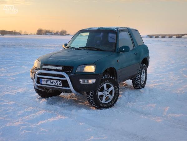 Zaļš Toyota RAV4 1999 Šilutė, ar dzinēja tilpumu 2.00 L un nobraukumu 307 tūkst. km par 3200 €, foto 1 vietnē AUTOMOTO.COM.LV