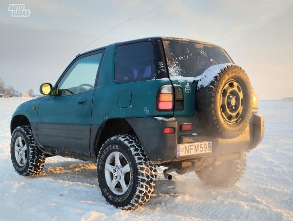 Zaļš Toyota RAV4 1999 Šilutė, ar dzinēja tilpumu 2.00 L un nobraukumu 307 tūkst. km par 3200 €, foto 5 vietnē AUTOMOTO.COM.LV