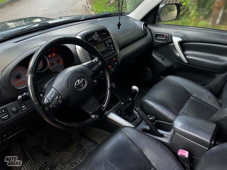 Zaļš Toyota RAV4 2005 Viļņa, ar dzinēja tilpumu 2.00 L un nobraukumu 250 tūkst. km par 3000 €, foto 4 vietnē AUTOMOTO.COM.LV