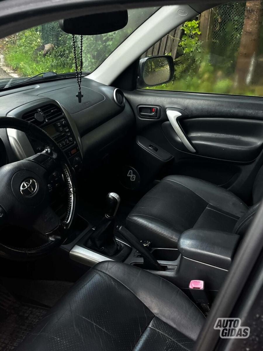 Zaļš Toyota RAV4 2005 Viļņa, ar dzinēja tilpumu 2.00 L un nobraukumu 250 tūkst. km par 3000 €, foto 12 vietnē AUTOMOTO.COM.LV
