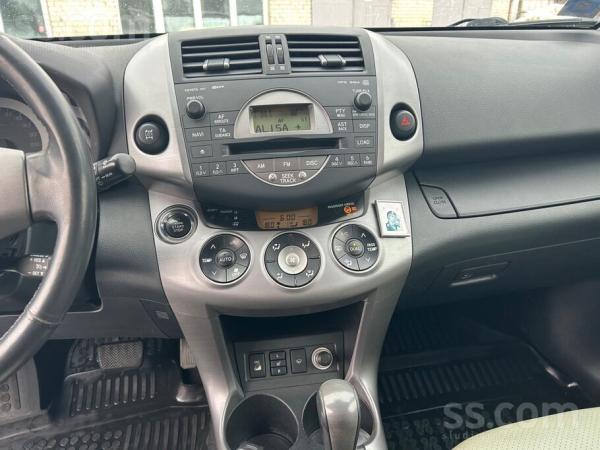 Green Toyota RAV4 2006 in Daugavpils, with an engine capacity of 2.00 L and mileage of 202 thousand km for 5950 €, photo 3 on AUTOMOTO.COM.LV