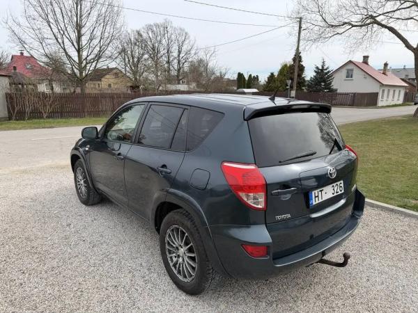 Green Toyota RAV4 2006 in Ventspils, with an engine capacity of 2.20 L and mileage of 292 thousand km for 2990 €, photo 6 on AUTOMOTO.COM.LV