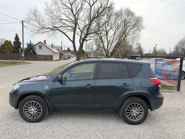 Green Toyota RAV4 2006 in Ventspils, with an engine capacity of 2.20 L and mileage of 292 thousand km for 2990 €, photo 8 on AUTOMOTO.COM.LV