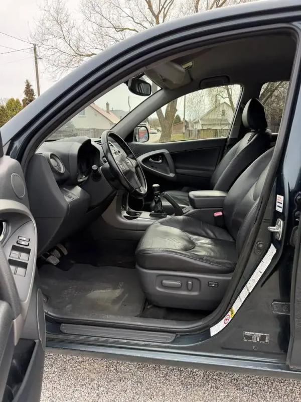Green Toyota RAV4 2006 in Ventspils, with an engine capacity of 2.20 L and mileage of 292 thousand km for 2990 €, photo 10 on AUTOMOTO.COM.LV