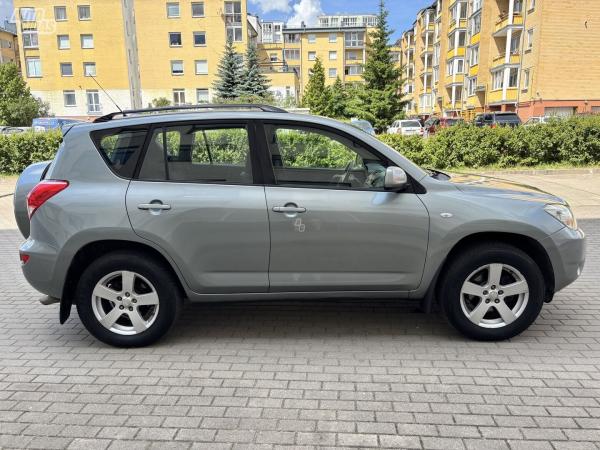Zaļš Toyota RAV4 2006 Viļņa, ar dzinēja tilpumu 2.00 L un nobraukumu 118 tūkst. km par 4999 €, foto 7 vietnē AUTOMOTO.COM.LV