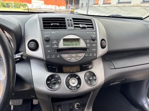 Zaļš Toyota RAV4 2006 Viļņa, ar dzinēja tilpumu 2.00 L un nobraukumu 118 tūkst. km par 4999 €, foto 10 vietnē AUTOMOTO.COM.LV