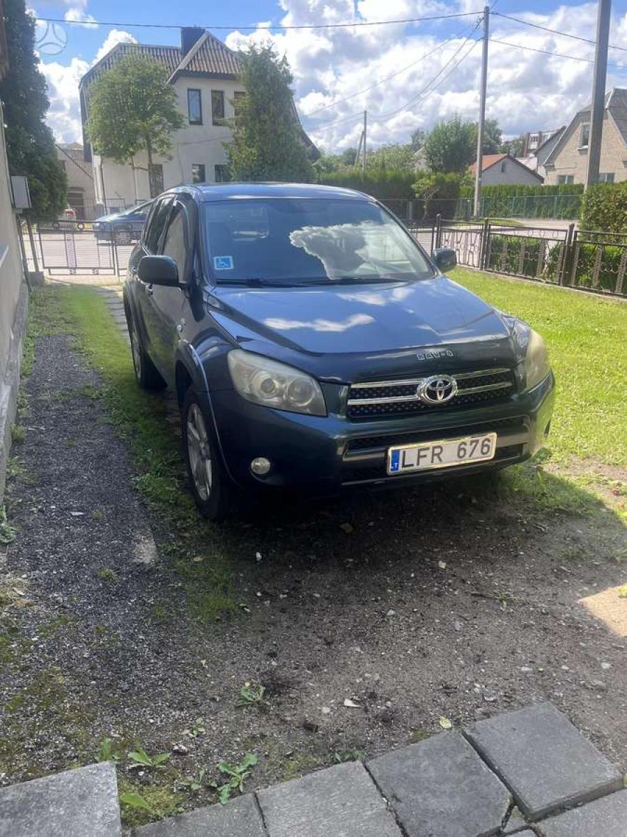 Green Toyota RAV4 2006 in Siauliai, with an engine capacity of 2.23 L and mileage of 296 thousand km for 3200 €, photo 1 on AUTOMOTO.COM.LV