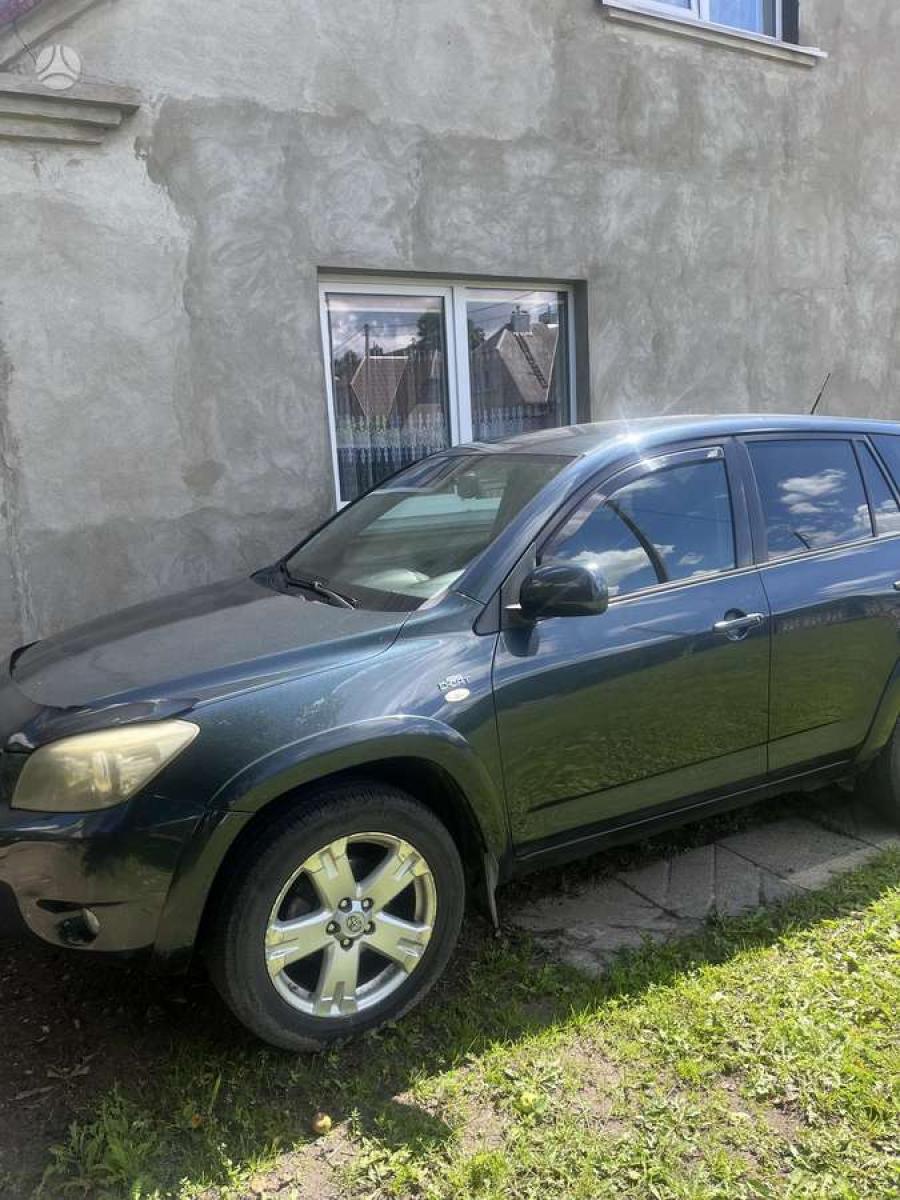 Green Toyota RAV4 2006 in Siauliai, with an engine capacity of 2.23 L and mileage of 296 thousand km for 3200 €, photo 3 on AUTOMOTO.COM.LV