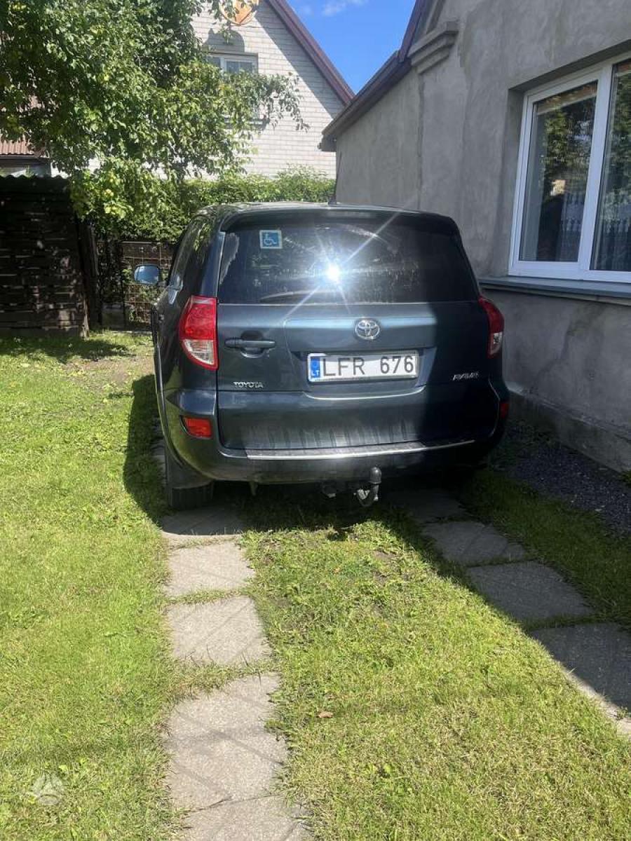 Green Toyota RAV4 2006 in Siauliai, with an engine capacity of 2.23 L and mileage of 296 thousand km for 3200 €, photo 4 on AUTOMOTO.COM.LV