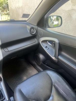 Green Toyota RAV4 2006 in Siauliai, with an engine capacity of 2.23 L and mileage of 296 thousand km for 3200 €, photo 6 on AUTOMOTO.COM.LV