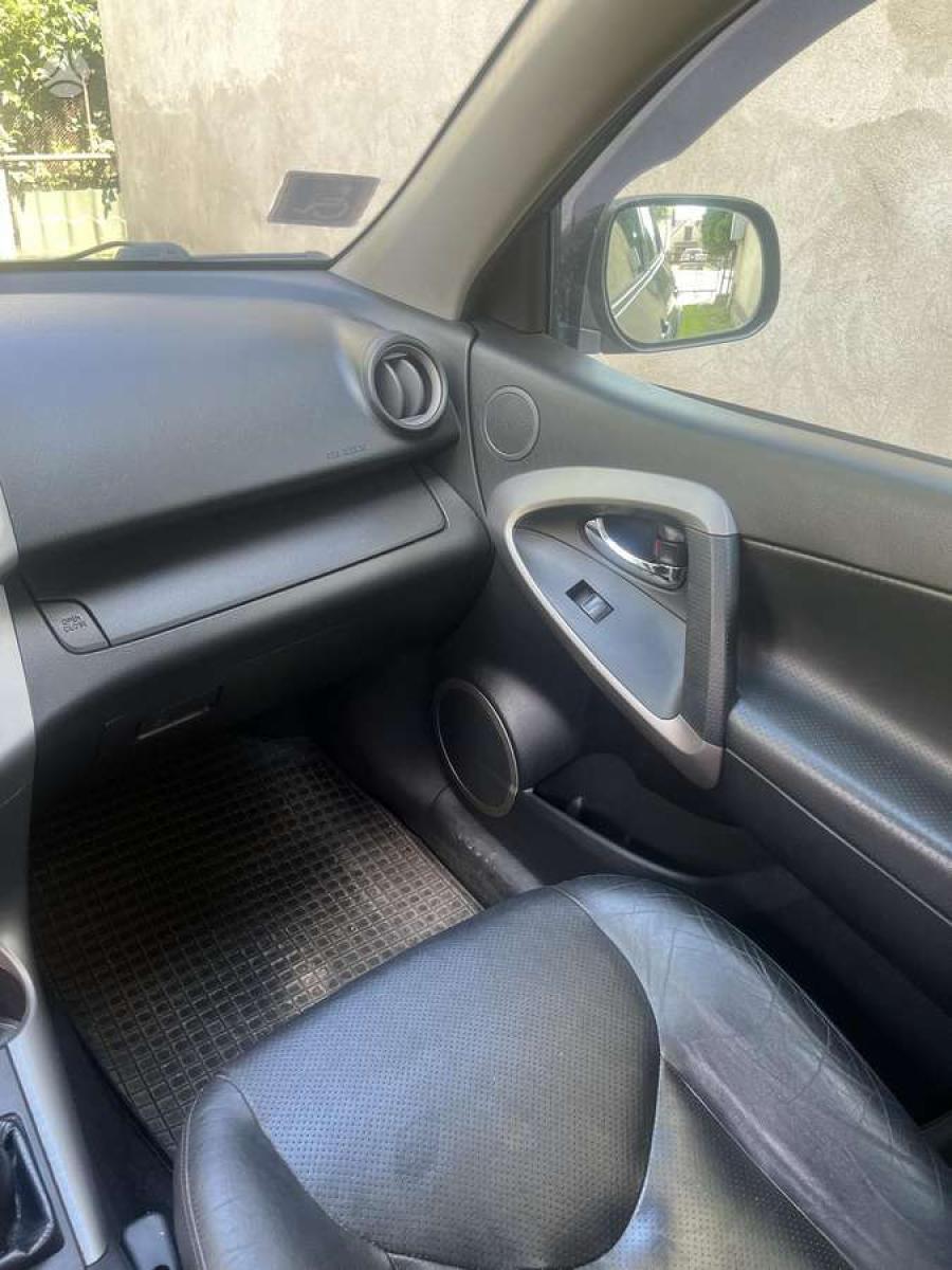 Green Toyota RAV4 2006 in Siauliai, with an engine capacity of 2.23 L and mileage of 296 thousand km for 3200 €, photo 6 on AUTOMOTO.COM.LV