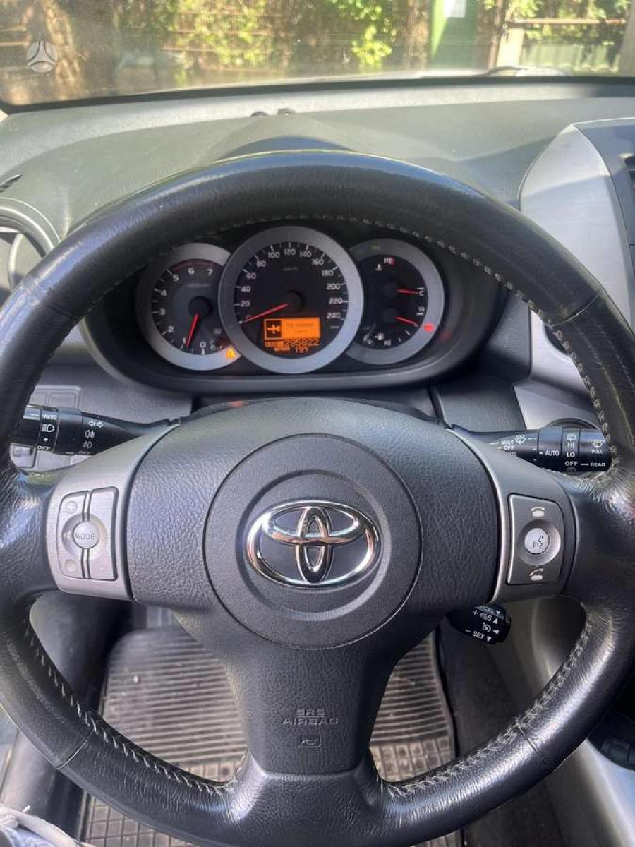 Green Toyota RAV4 2006 in Siauliai, with an engine capacity of 2.23 L and mileage of 296 thousand km for 3200 €, photo 7 on AUTOMOTO.COM.LV