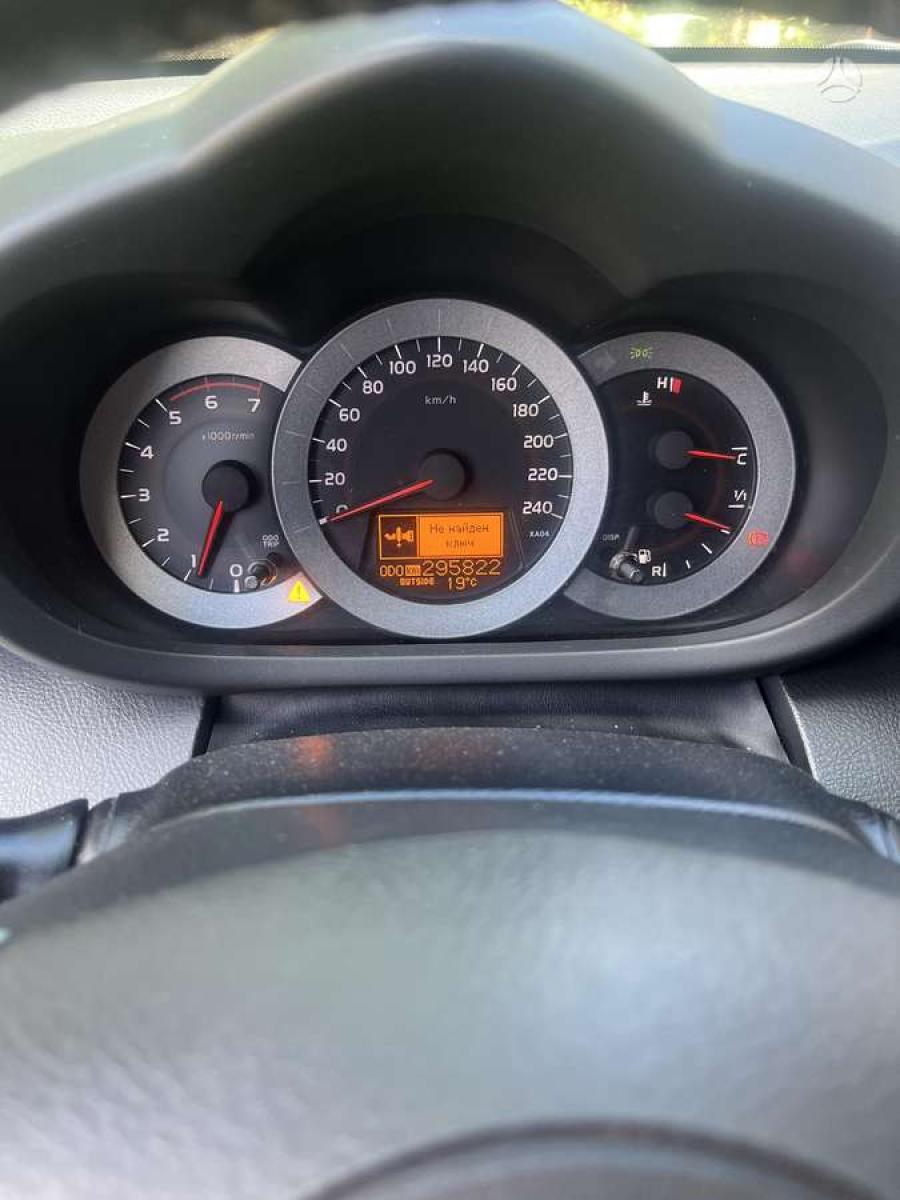 Green Toyota RAV4 2006 in Siauliai, with an engine capacity of 2.23 L and mileage of 296 thousand km for 3200 €, photo 8 on AUTOMOTO.COM.LV