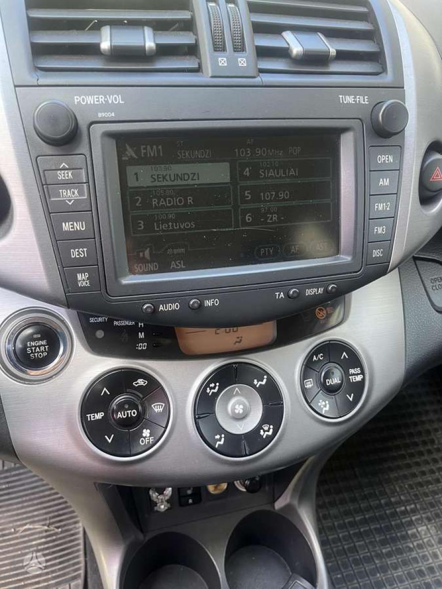 Green Toyota RAV4 2006 in Siauliai, with an engine capacity of 2.23 L and mileage of 296 thousand km for 3200 €, photo 9 on AUTOMOTO.COM.LV
