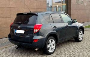 Green Toyota RAV4 2006 in Klaipeda, with an engine capacity of 2.23 L and mileage of 325 thousand km for 2950 €, photo 5 on AUTOMOTO.COM.LV