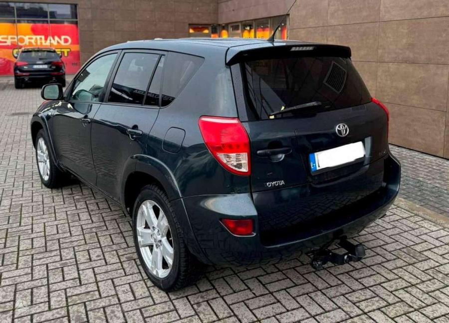 Green Toyota RAV4 2006 in Klaipeda, with an engine capacity of 2.23 L and mileage of 325 thousand km for 2950 €, photo 6 on AUTOMOTO.COM.LV