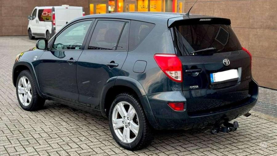 Green Toyota RAV4 2006 in Klaipeda, with an engine capacity of 2.23 L and mileage of 325 thousand km for 2950 €, photo 8 on AUTOMOTO.COM.LV