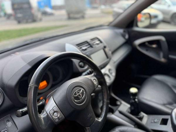 Zaļš Toyota RAV4 2006 Klaipėda, ar dzinēja tilpumu 2.23 L un nobraukumu 325 tūkst. km par 2950 €, foto 9 vietnē AUTOMOTO.COM.LV