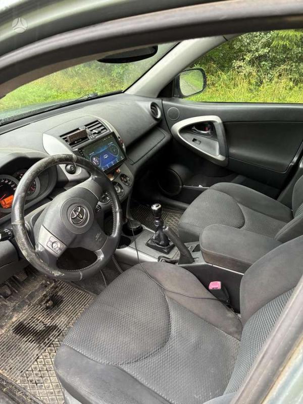 Green Toyota RAV4 2006 in Rokiskis, with an engine capacity of 2.23 L and mileage of 328 thousand km for 1980 €, photo 8 on AUTOMOTO.COM.LV