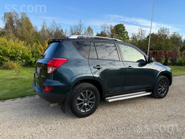 Green Toyota RAV4 2007 in Aluksne, with an engine capacity of 2.20 L and mileage of 220 thousand km for 3050 €, photo 2 on AUTOMOTO.COM.LV