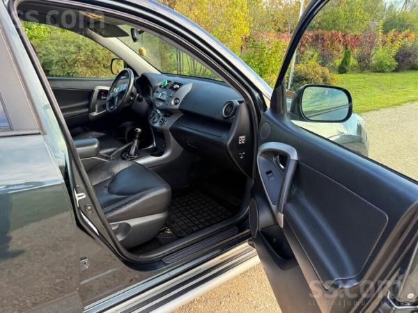 Green Toyota RAV4 2007 in Aluksne, with an engine capacity of 2.20 L and mileage of 220 thousand km for 3050 €, photo 4 on AUTOMOTO.COM.LV