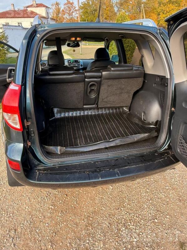 Green Toyota RAV4 2007 in Aluksne, with an engine capacity of 2.20 L and mileage of 220 thousand km for 3050 €, photo 7 on AUTOMOTO.COM.LV